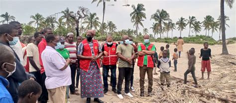 Luísa Celma Meque Conforta A Família Que Perdeu Cinco Elementos A