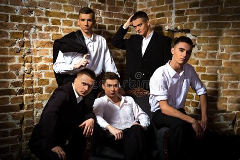 Een Groep Jonge Mooie Sexy Jongens Die Tegen Een Bakstenen Muur Stellen