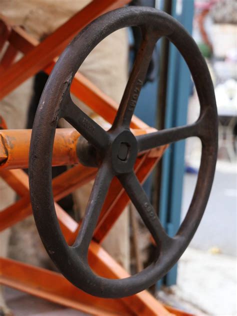 Ancienne Table Elevatrice D Atelier Console Ou Table Basse Patine D