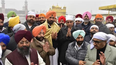 पंजाब कांग्रेस के प्रभारी देवेंद्र यादव ने गोल्डन टेंपल में टेका माथा