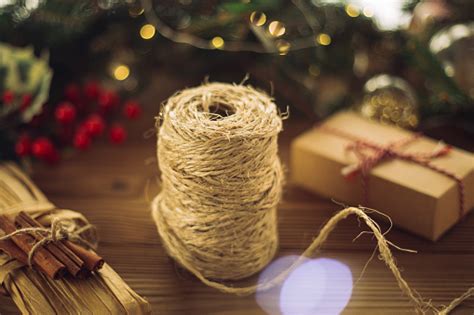 크리스마스 제로 폐기물 환경 친화적 인 포장 축제 크리스마스 구성나무 테이블에 공예 종이에 선물을 포장합니다 복사 공간 12월에 대한 스톡 사진 및 기타 이미지 Istock