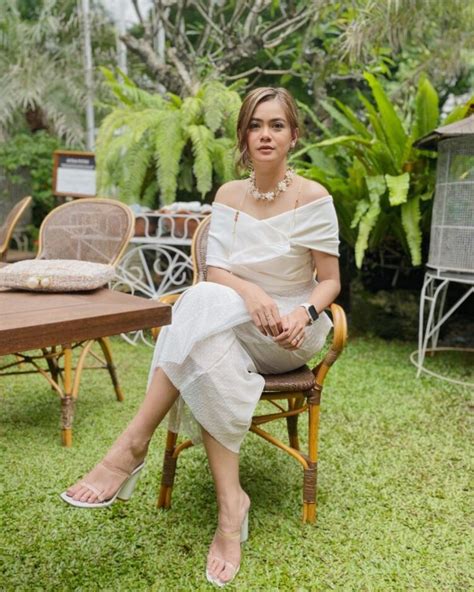 Indah Indriana Feet