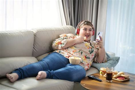 Asiatisches Fettes Mädchen Das Hungrig Ist Und Ein Junk Essen Auf Dem