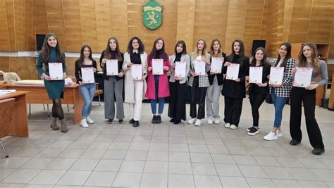 12 девойки влизат в битка за Царица на розата СНИМКИ