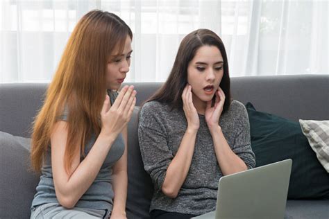 Gadisgadis Cantik Dan Teman Melihat Laptop Di Sofa Di Ruang Tamu Untuk