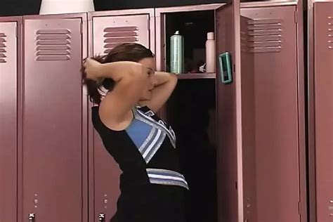 練習後に彼女の大人のおもちゃで自分自身を喜ばせる巨乳の十代の女の子 Xhamster