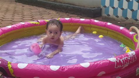 Adek Tania Mandi Di Kolam Youtube