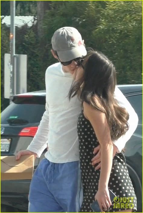 Olivia Rodrigo And Boyfriend Louis Partridge Show Off Cute Pda On Lunch