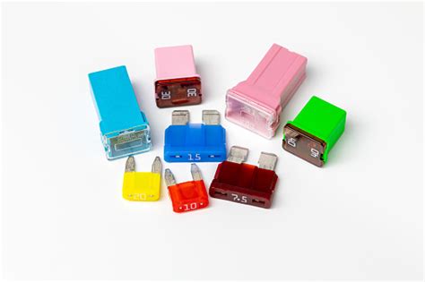 다양한 새로운 차량 블레이드 퓨즈와 카트리지는 흰색 배경에 격리 융합 자동차 전기 수리 서비스 및 유지 보수의 개념 0명에 대한 스톡 사진 및 기타 이미지 Istock