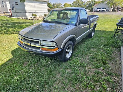 2001 Chevrolet S10 Regular Cab · Short Bed