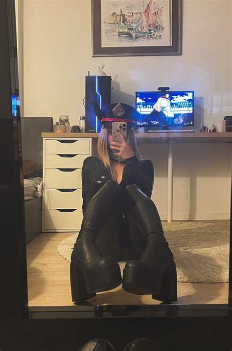 Acky Foxy On Twitter Personnage Sous Côté Un Peu Myheroacademia