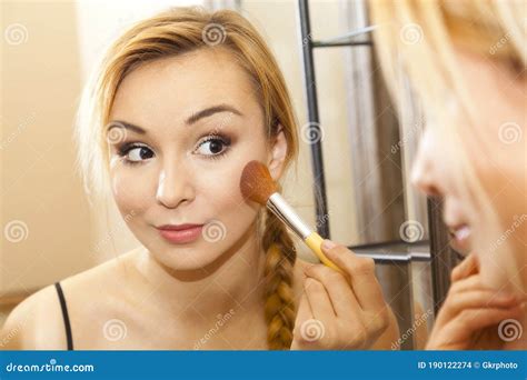 Hermosa Mujer Maquillando Su Cara Foto De Archivo Imagen De Casero