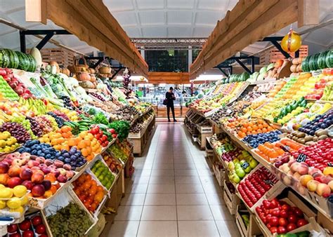 Цены на фрукты в Украине Ашан Метро и Варус показали свежие цены на апельсины мандарины и бананы