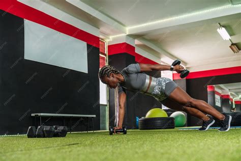 Premium Photo African Female Bodybuilder Athletes Doing Toning