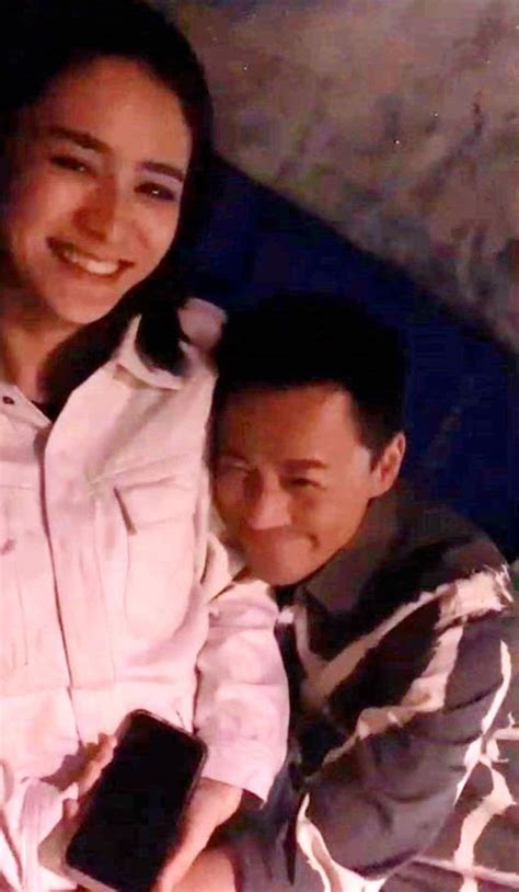 好友公開林峯張馨月私照，林峯像個孩子一樣，依偎老婆懷中撒嬌 每日頭條