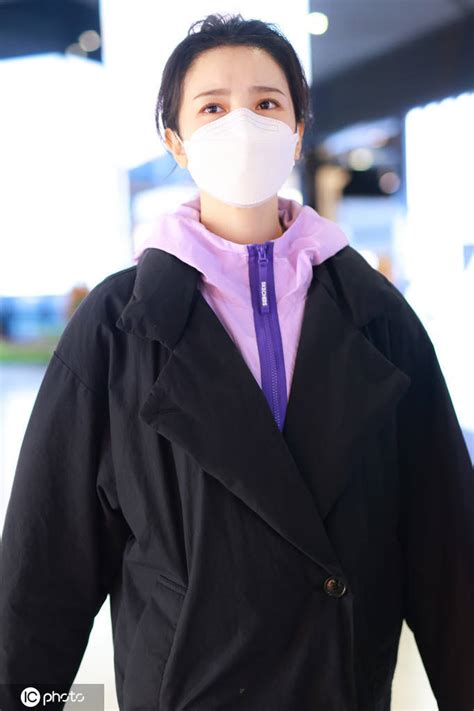 陈小纭穿黑色棉服配紧身裤，尽显甜酷可爱 搜狐大视野 搜狐新闻