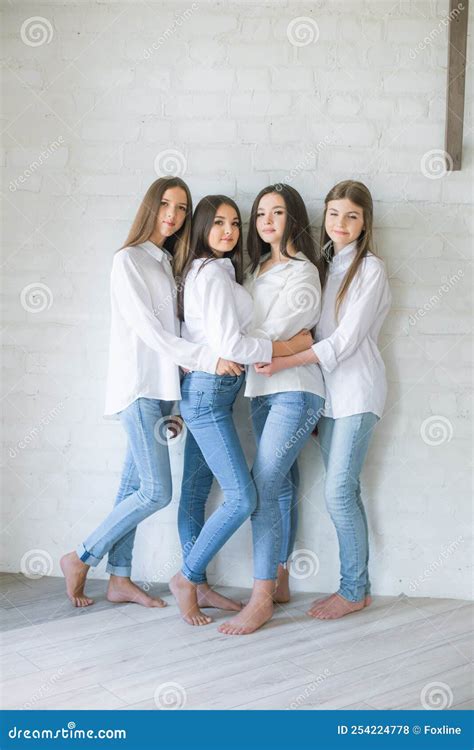 Bonitas Modelos De Chicas Adolescentes Con Jeans De Moda Y Camisas