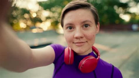 Firstperson View A Girl With A Short Haircut In A Purple Top In Red
