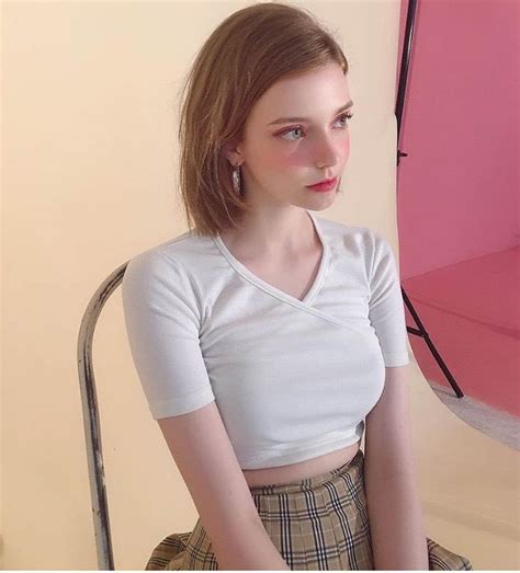 落入凡間的天使 ️精靈系少女「不真實空靈臉蛋」一夕爆紅，近照風格突變「率性極短平頭」又驚豔眾人