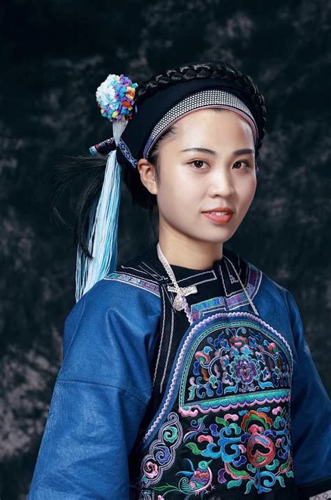 布依族服饰 花瓣网