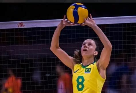 Macris Campeã E Destaque Na Turquia é Convocada Web Vôlei