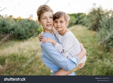 Portrait Older Brother Younger Sister Together库存照片2139745735 Shutterstock