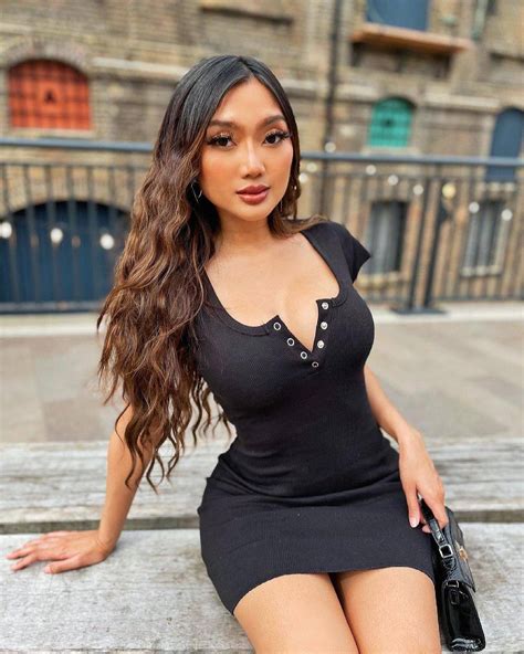 Sophisticated Sexy Filipina Scrolller
