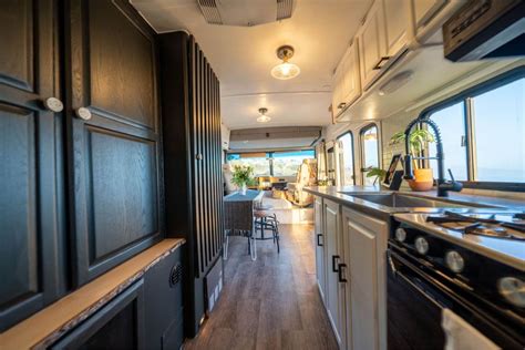 Completely Remodeled 1986 Winnebago Chieftain Could Be Your Tiny House