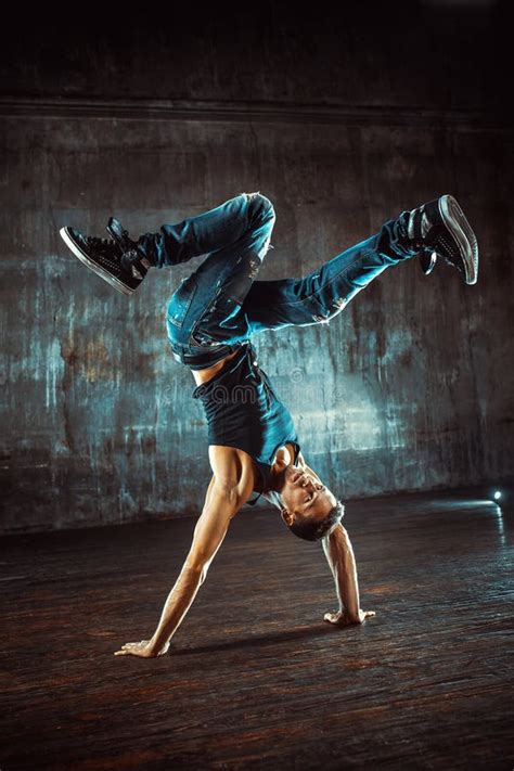 Breakdance En Extérieur Image Stock Image 77747225