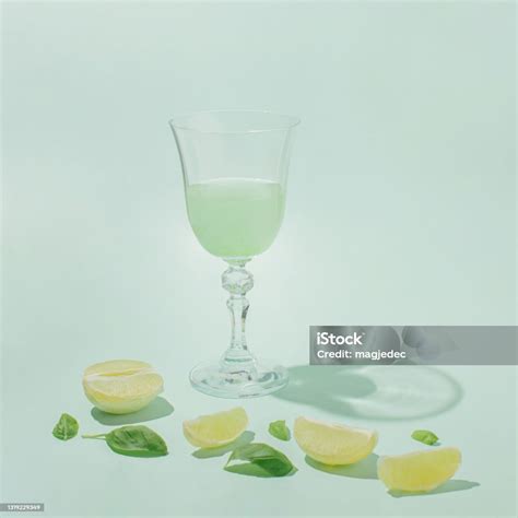 복고풍 여름 아이디어 마시는 유리와 건강 한 음식 개념 파스텔 민트 녹색 배경에 신선한 생 레몬과 허브 잎을 벗겨 0명에 대한