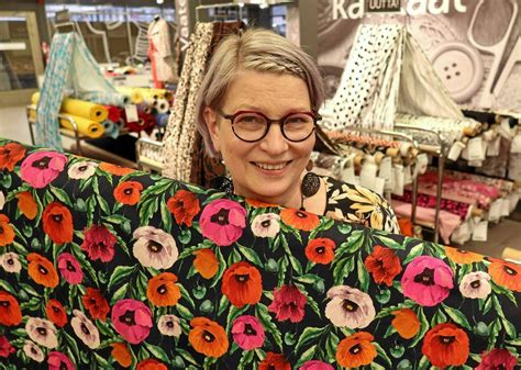 Sinikka Söyring Esittelee Kevättä Kangaskaupassa Vaatetuskankaissa Kukkaa Palloa Ja