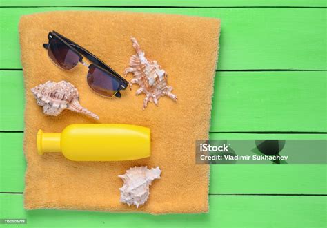 녹색 나무 보드에 선크림 새끼 지옥 선글라스와 수건 리조트 비치 홀리데이의 컨셉 탑 뷰 0명에 대한 스톡 사진 및 기타 이미지 Istock