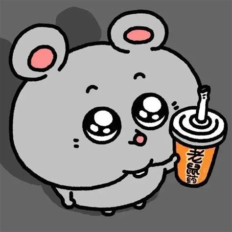 可爱小灰鼠手拿奶茶，萌态十足超治愈 小老鼠表情包：真实演我表情包图片动图 求表情网斗图从此不求人