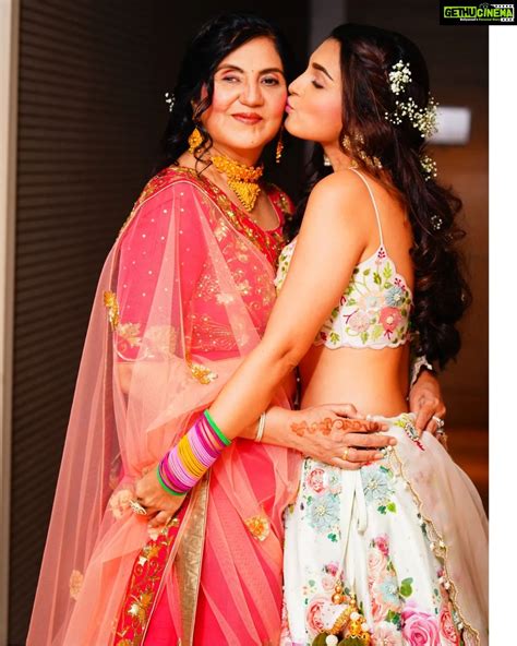 Shiny Doshi Instagram Close Your Eyes For A Moment And Feel The Love That Surrounds You