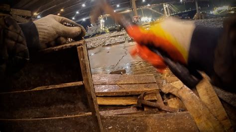 최초공개 망치 좀 치네 생선 상자 하루 3천 개 고치는 사람들 Youtube