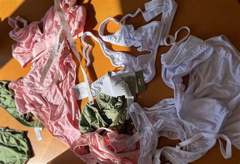 Bra Peek Inside Videris Lingerie