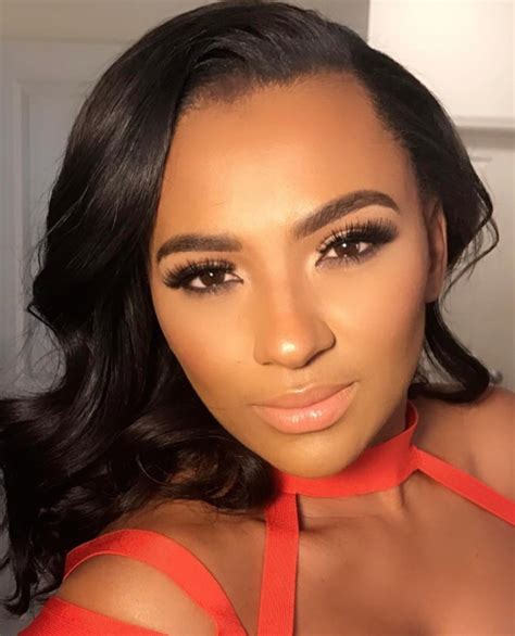 Tara Wallace Selfie The Hollywood Gossip