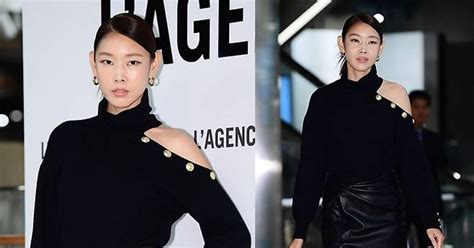 한혜진 한쪽 어깨 드러내고 파워 워킹 고혹적인 가죽 롱스커트룩