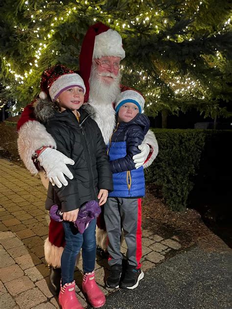 Santa Songs And Sweets Wells To Light Up The Night With Holiday Tree