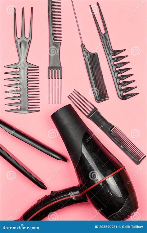 Ferramentas De Cabeleireiro Femininas Diferentes Tipos De Pentes E De Ferro Para Cabelos Imagem
