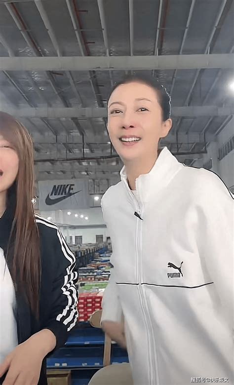 50岁吴绮莉进厂打工！五官精致面容姣好，却难掩皱纹略显苍老成龙大哥女人