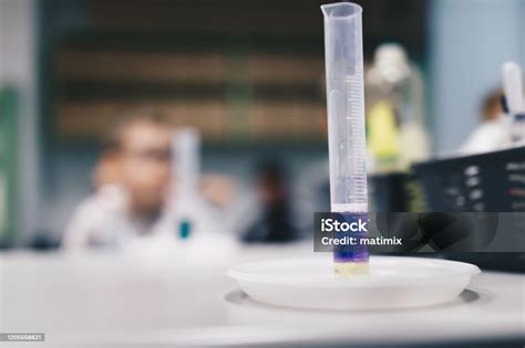 화학 수업에서 일하는 아이들 학교 교육 개념입니다 보라색 액체로 채워진 유리 시험관 검사 보기에 대한 스톡 사진 및 기타 이미지 검사 보기 고등학교 이하 과학