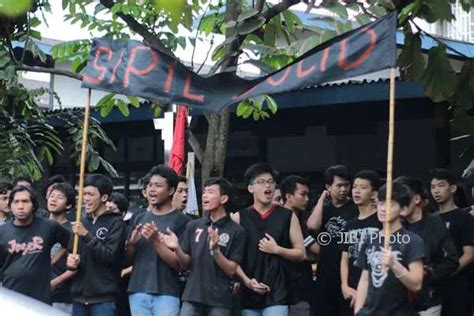 Mahasiswa Sipil Uajy Sambut Wisudawan Seperti Suporter Espos Id Espos Indonesia Dari Solo