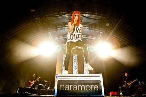 Paramore Wallpapers 61 Images Wallpapercat