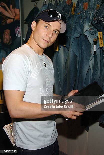 Aaron Travis Photos And Premium High Res Pictures Getty Images