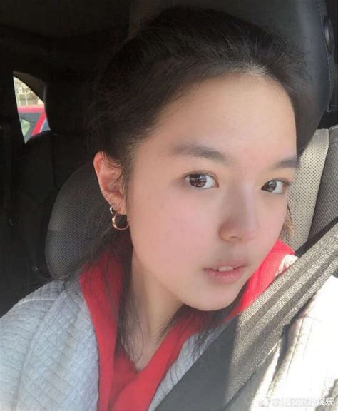 李咏17岁女儿开豪车架势十足，哈文夸赞女儿是女神，越长越漂亮百科ta说