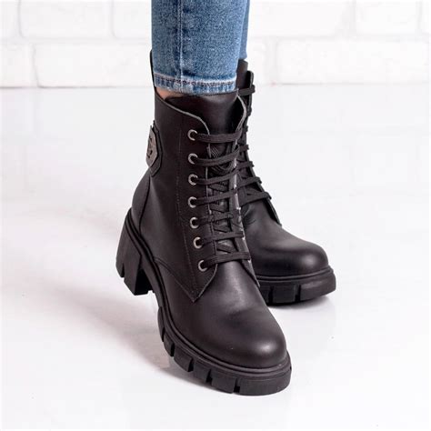 Дамски боти на ток в черно Kiara Обувки