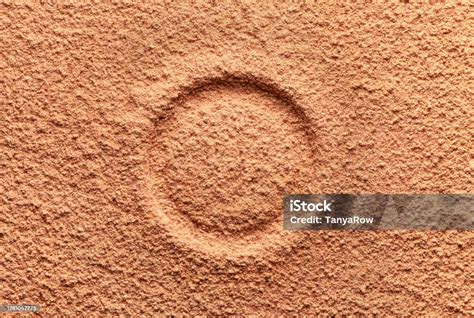 얼룩진 메이크업 그라데이션 초콜릿 브라운 베이지 텍스처 팔레트 크리미 매트 컨실러 파운데이션 Cc 또는 Bb 크림 파우더 서클 드롭 갈색에 대한 스톡 사진 및 기타 이미지