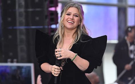 Kelly Clarkson Joins Vegas Street Musician In Surprise Performance