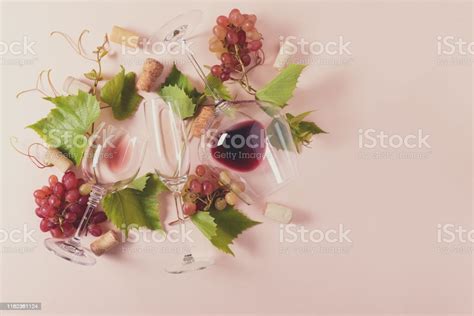 빨간색 장미와 화이트 와인 포도 잎과 코르크 분홍색 배경에 누워 다양한 와인 잔 와인 Degustation 개념 플랫 레이 맨 위 보기 공간을 복사합니다 격 조 공휴일에